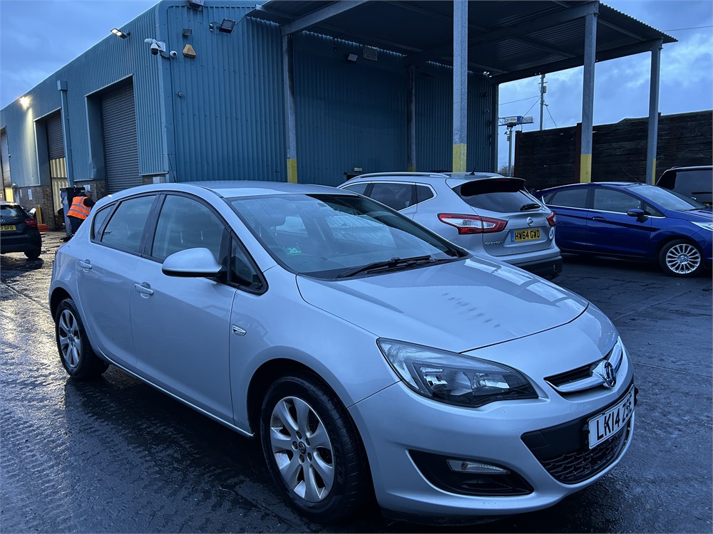 Redcorn Salvage Auctions - 2014 VAUXHALL ASTRA DESIGN VVT AUTO SILVER